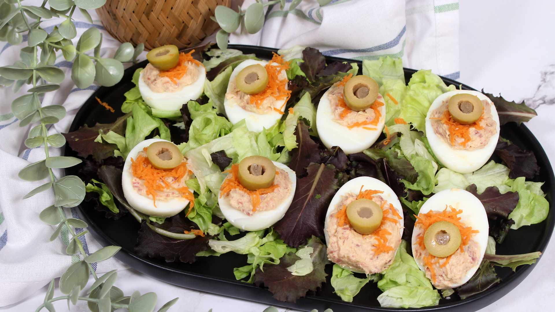 Huevos rellenos de jamón serrano y queso - Saltando la dieta